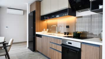 Apartamento, 4 quartos | Cozinha privada | Geladeira grande, micro-ondas, fogão, cooktop
