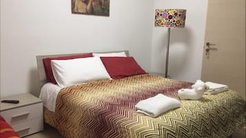 Roupa de alta qualidade, cofre no quarto, secretária