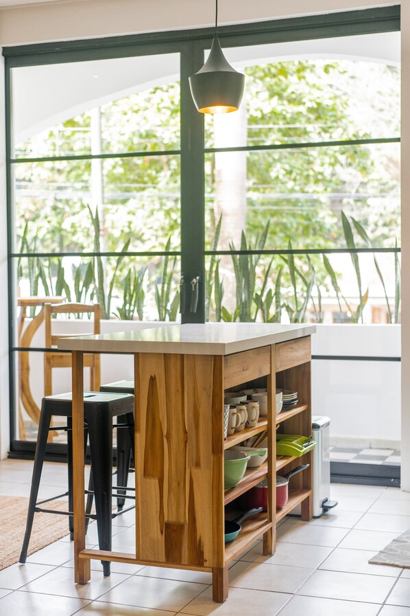 Apartamento Clássico, 1 quarto | Cozinha privada | Um frigorífico/congelador grande, um forno, uma placa de cozinha