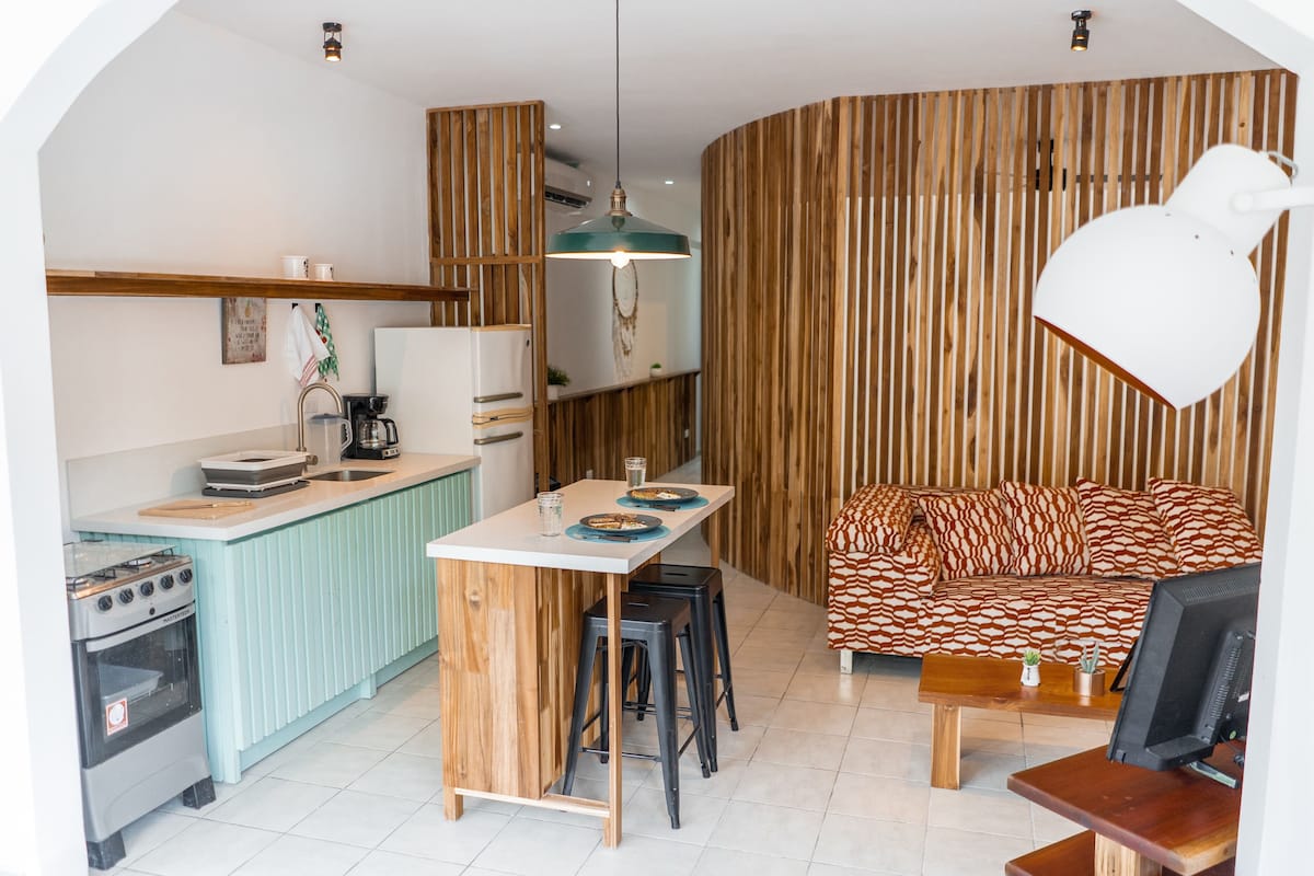 Apartamento Comfort, 2 quartos | Sala de estar | TV de ecrã plano
