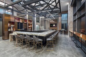 Este bar no lobby do hotel 