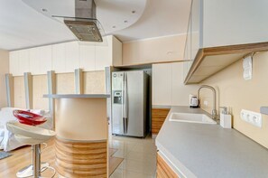 Apartamento, 2 quartos | Cozinha privada | Um frigorífico/congelador grande, uma placa de cozinha 