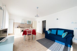 Apartamento, 2 quartos | Sala de estar | TV de ecrã plano 