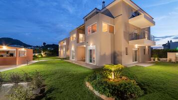 Fachada da propriedade à noite