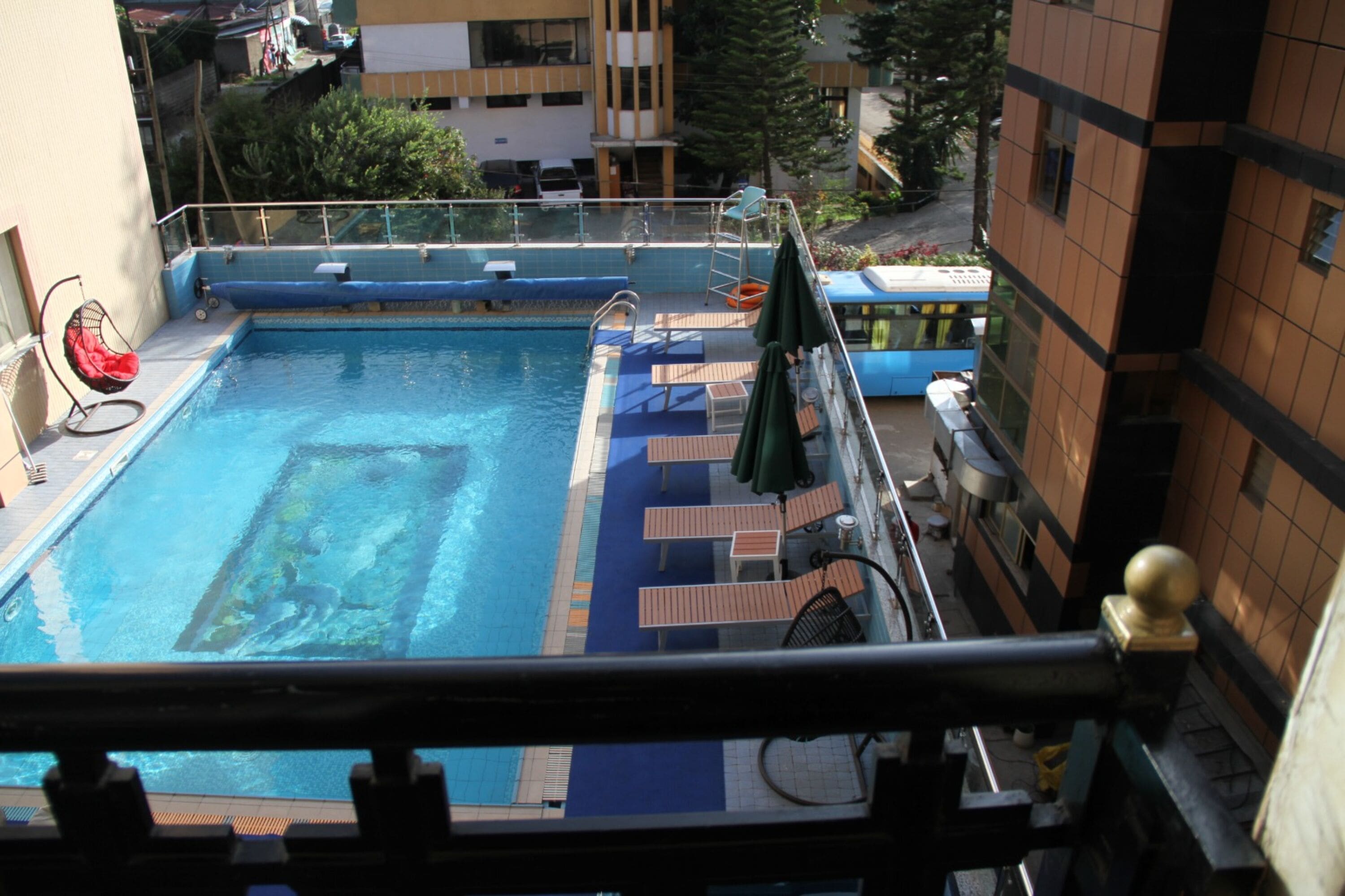 Piscina exterior, guarda-sóis, espreguiçadeiras 