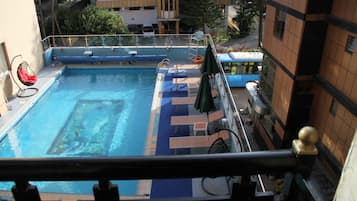 Piscina exterior, guarda-sóis, espreguiçadeiras
