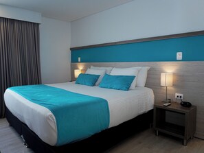 Quarto Duplo Superior | Minibar, cofre no quarto, secretária 