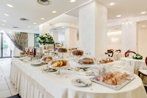 Café da manhã com buffet todos os dias (EUR 7 por pessoa) 