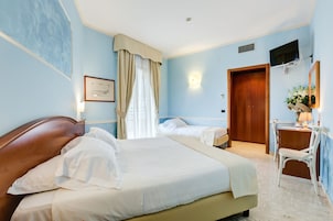 Quarto triplo standard, várias camas | Frigobar, cofres nos quartos, escrivaninha