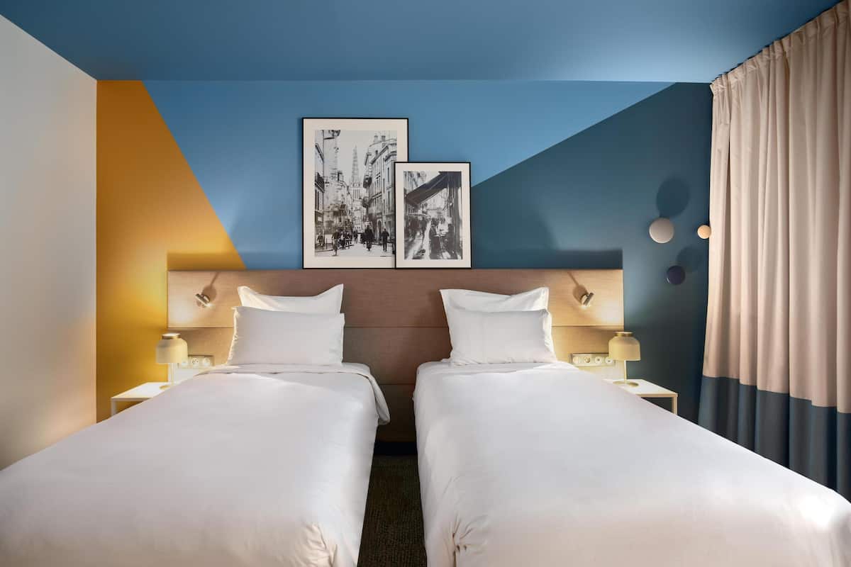 Roupa de alta qualidade, minibar, cofre no quarto, secretária