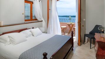 Quarto | Lençóis de algodão egípcio, minibar, cofre no quarto