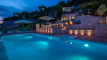 Piscina exterior, uma piscina transbordante