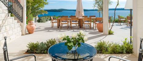 Suite-Estúdio Júnior, vista para a piscina | Terraço/pátio interior