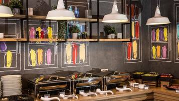 Pequeno-almoço tipo buffet diário mediante uma taxa