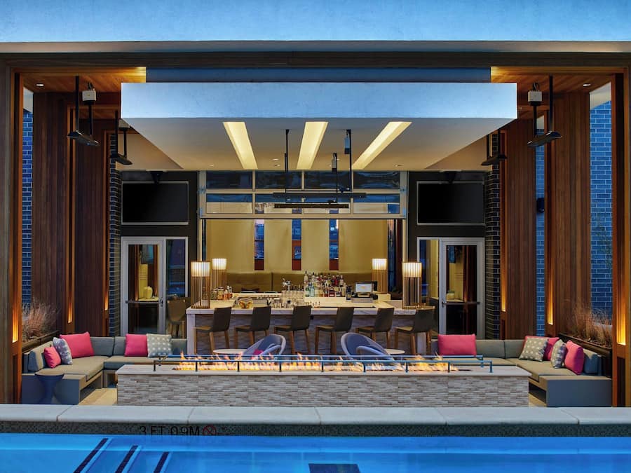 Piscina externa, funciona das 6h às 22h, barracas, guarda-sóis