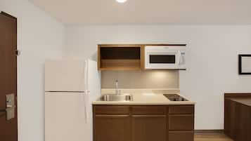 Geladeira grande, micro-ondas, cooktop