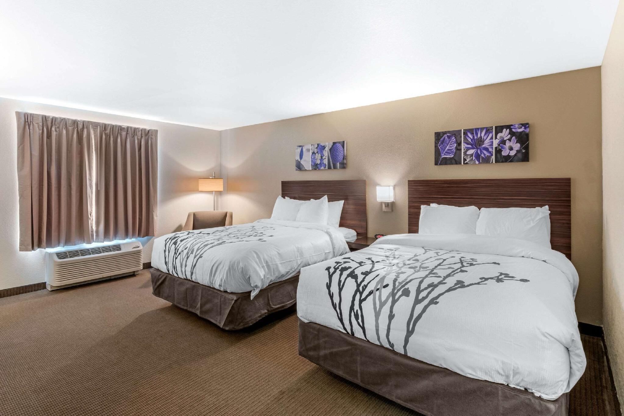 Roupas de cama premium, escrivaninha, cortinas blackout