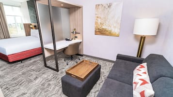 Secretária, cortinas/cortinados opacos, ferro/tábua de engomar