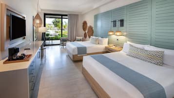 Quarto de hotel moderno com uma cama grande, uma mesa de escritório com televisão de tela plana e um espaço de refeições com vista para o exterior.