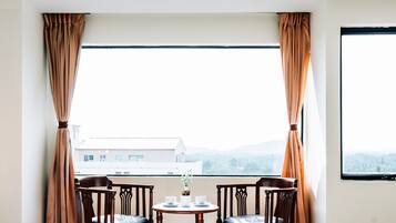 Quarto casal ou duplo standard, 1 cama de casal ou 2 camas de solteiro | Cofres nos quartos, escrivaninha, cortinas blackout