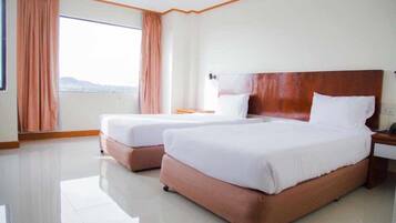 Cofres nos quartos, escrivaninha, cortinas blackout