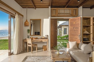 Bangalô júnior, vista para o mar (Suite) | Frigobar, cofres nos quartos, individualmente decorados