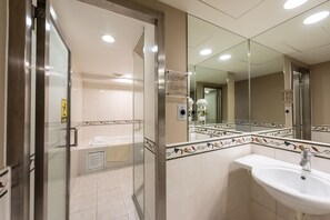 Quarto Duplo Executivo, banheira de hidromassagem | Casa de banho | Artigos de higiene pessoal grátis, um secador de cabelo, chinelos 