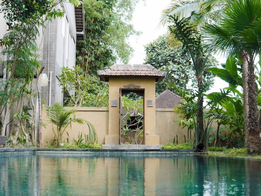 Piscina exterior, guarda-sóis, espreguiçadeiras