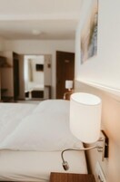 Quarto Quádruplo Empresarial, 1 cama king-size e sofá-cama, não fumadores | Roupa hipoalergénica, edredões de penas, secretária 