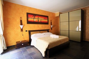 Quarto casal superior | Frigobar, cofres nos quartos, escrivaninha, cortinas blackout