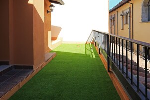 Quarto Duplo Superior | Minibar, cofre no quarto, secretária, cortinas/cortinados opacos 