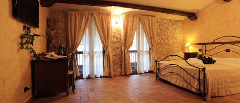 Quarto Duplo Superior | Minibar, cofre no quarto, secretária, cortinas/cortinados opacos