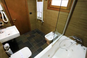 Quarto casal superior | Banheiro | Chuveiro com efeito de chuva, produtos de toalete grátis