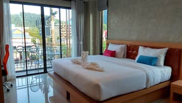 Quarto casal luxo, 1 cama King, sacada, vista para a montanha | Cofres nos quartos, escrivaninha, cortinas blackout, Wi-Fi de cortesia
