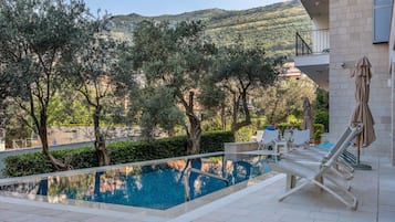 Terraço com espreguiçadeiras