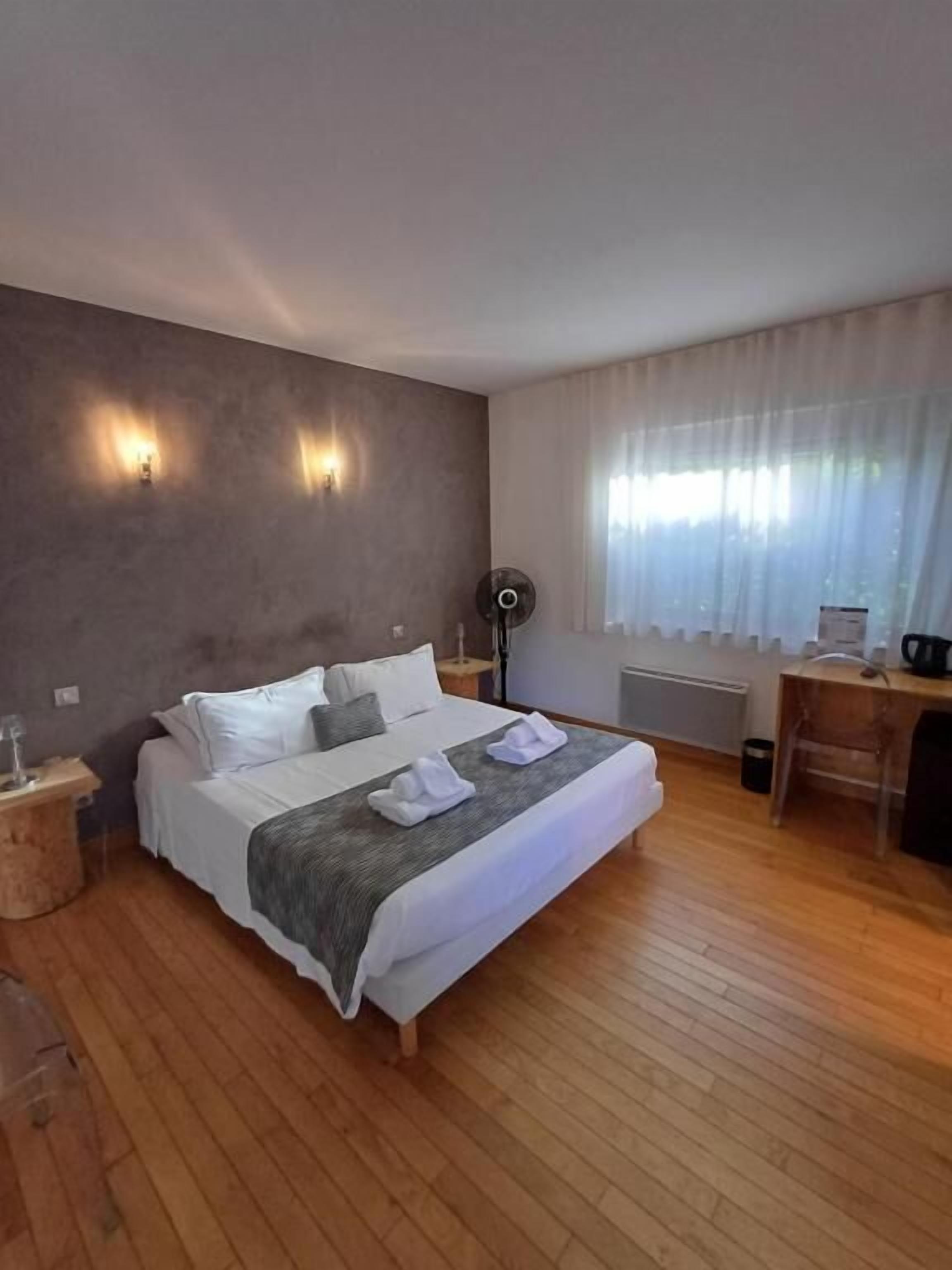 Chambre Double avec accès extérieur | Roupa de alta qualidade, edredões de penas 