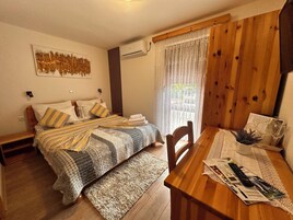 Double Room with Garden View | Minibar, cofre no quarto, secretária, quartos insonorizados 