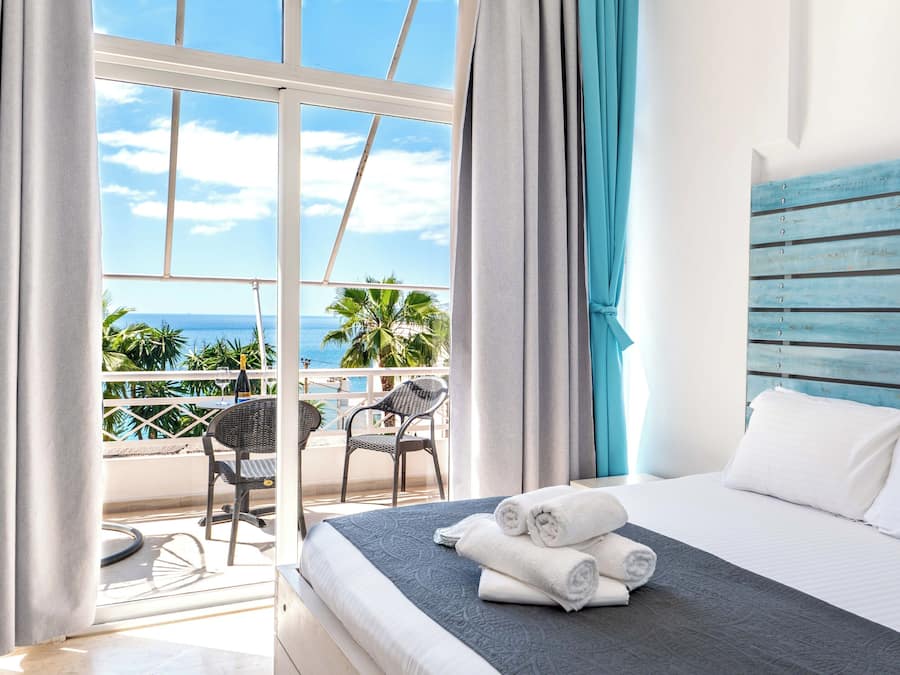 Suite Júnior, vista para o mar | Secretária, ferro/tábua de engomar, Wi-fi grátis