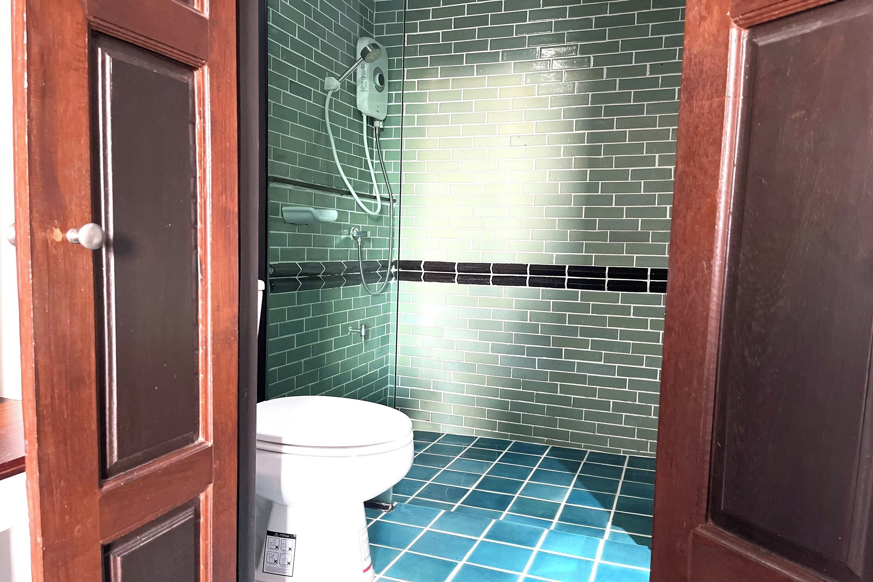 Quarto Deluxe, 1 cama king-size, varanda | Casa de banho | Um polibã, artigos de higiene pessoal grátis 