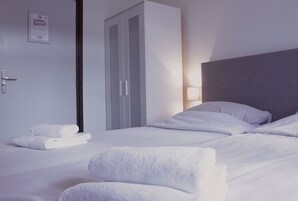 Quarto Duplo Básico | Secretária, Wi-fi grátis, roupa de cama fornecida 