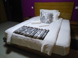 Quarto Duplo Standard, 1 cama queen-size | Secretária, ferro/tábua de engomar, Wi-fi grátis 