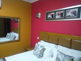 Quarto casal standard, 1 cama Queen | Escrivaninha, ferros/tábuas de passar roupa, Wi-Fi de cortesia