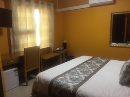 Quarto casal standard, 1 cama Queen | Escrivaninha, ferros/tábuas de passar roupa, Wi-Fi de cortesia