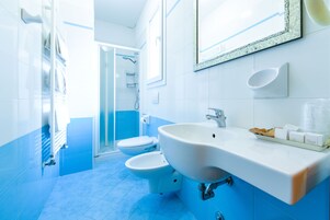 Quarto Quádruplo Standard, casa de banho anexa | Casa de banho | Um polibã, artigos de higiene pessoal grátis, um secador de cabelo 