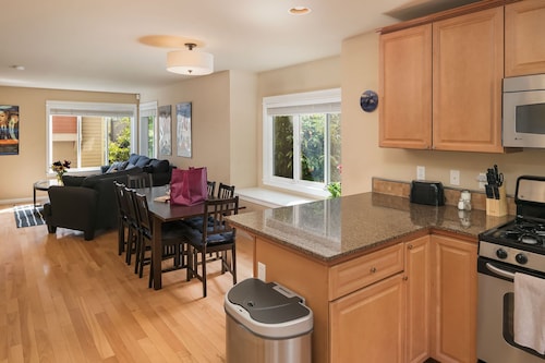 Seattle Vacation Home: Life's A Mountain - 3 Bedrooms Each W/ Ensuite Bath - Seattle, WA