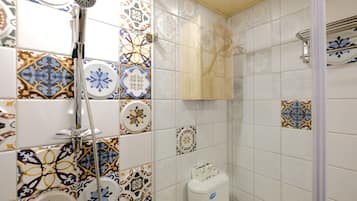 Quarto quádruplo conforto, 2 camas de casal | Banheiro | Chuveiro, chuveiro com efeito de chuva, secador de cabelo, chinelos