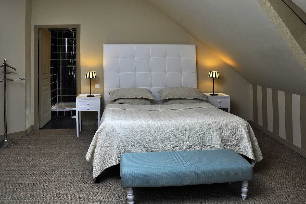 Quarto casal superior | Individualmente decorados, individualmente mobiliados, escrivaninha