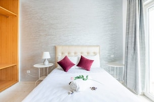 Apartamento, 2 quartos | 2 quartos, edredões de penas, secretária, cortinas/cortinados opacos