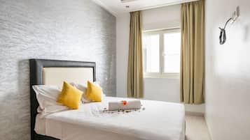 Apartamento, 2 quartos | 2 quartos, edredões de penas, secretária, cortinas/cortinados opacos