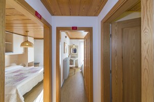 Quarto família, sacada | Cofres nos quartos, escrivaninha, roupa de cama